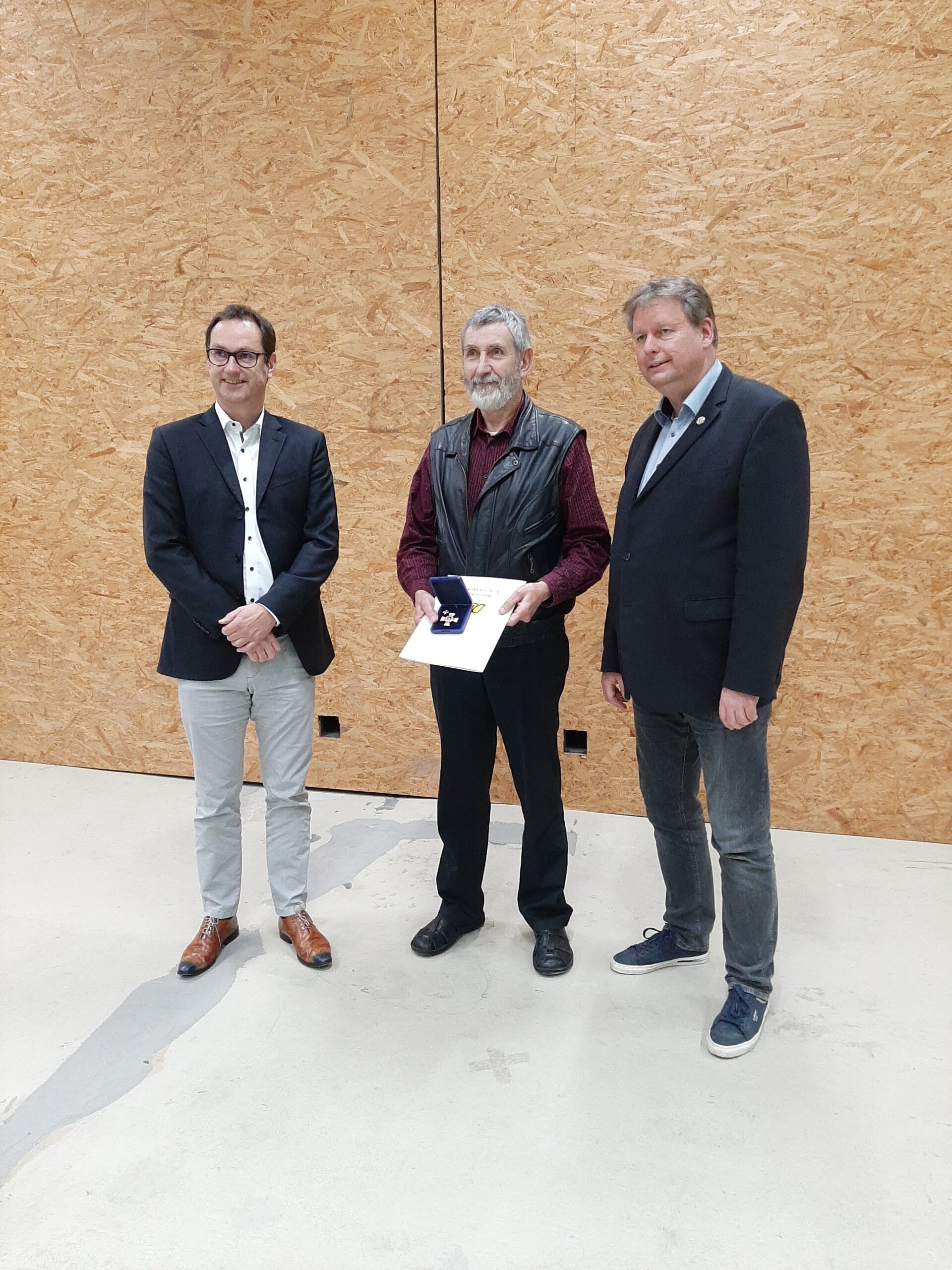 Bruno Meichel mit dem Ehrenkreuz des DSB in Gold-Sonderstufe vom NWDSB ...